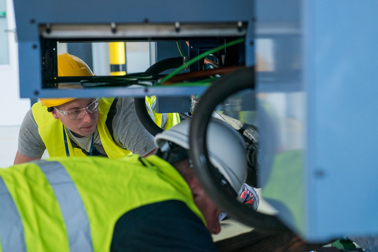 Relocation of a 32-ton CNC machining centre - SURET - Relokacje maszyn i logistyka przemysłowa ...
