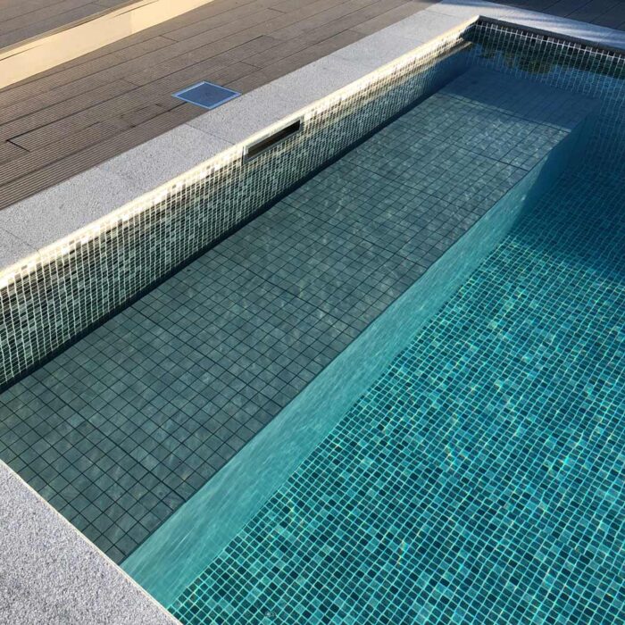 Poolsarg med kantsten runt pool. Rundad poolsarg ger skön sittyta