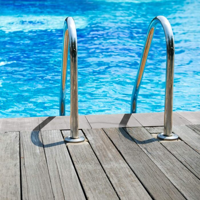 Poolöverdrag håller poolen ren och poolskydd ökar säkerheten