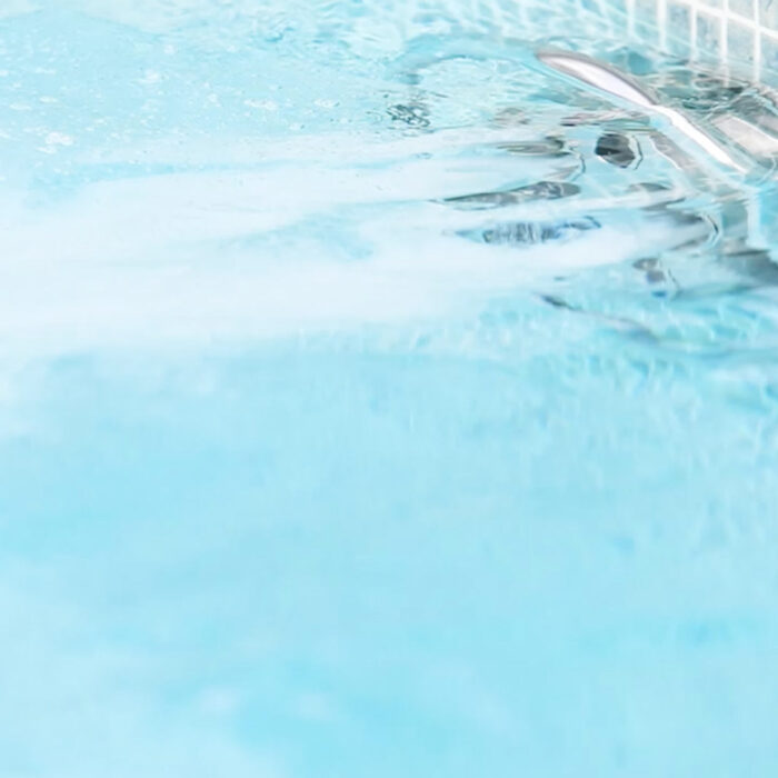 Poolsarg med kantsten runt pool. Rundad poolsarg ger skön sittyta