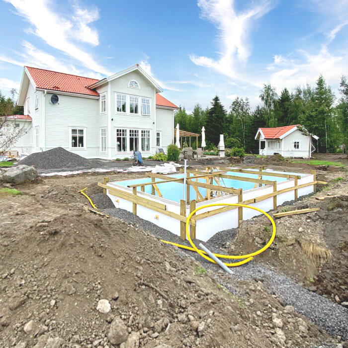 Poolsarg med kantsten runt pool. Rundad poolsarg ger skön sittyta