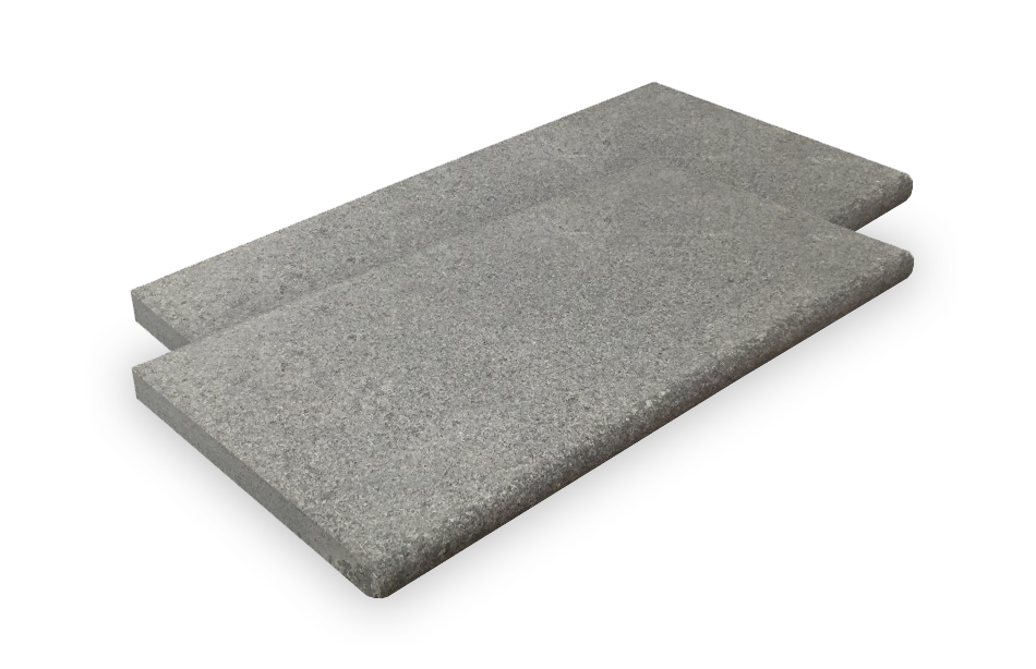 Poolsarg med kantsten runt pool. Rundad poolsarg ger skön sittyta