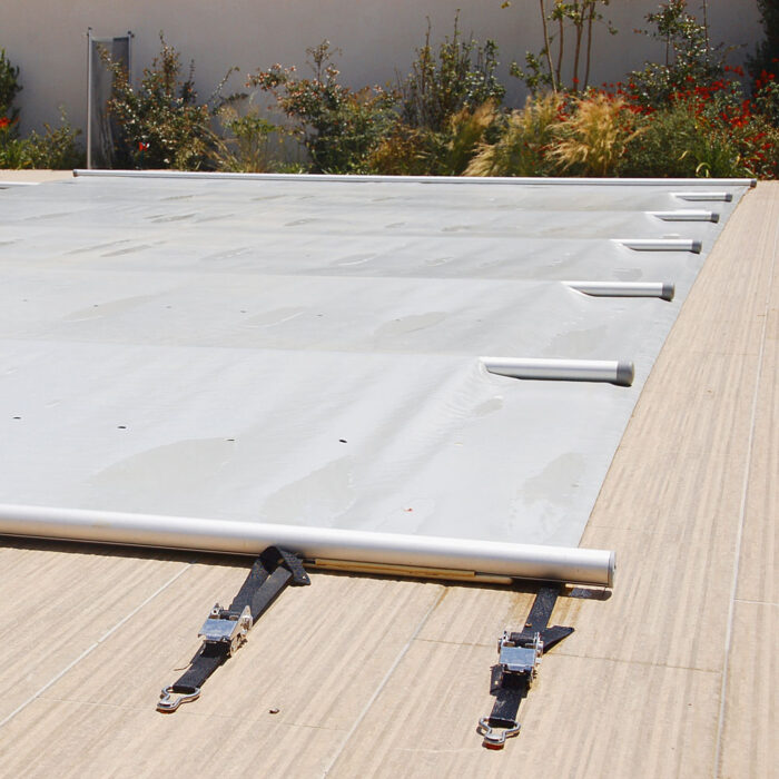 Poolsarg med kantsten runt pool. Rundad poolsarg ger skön sittyta