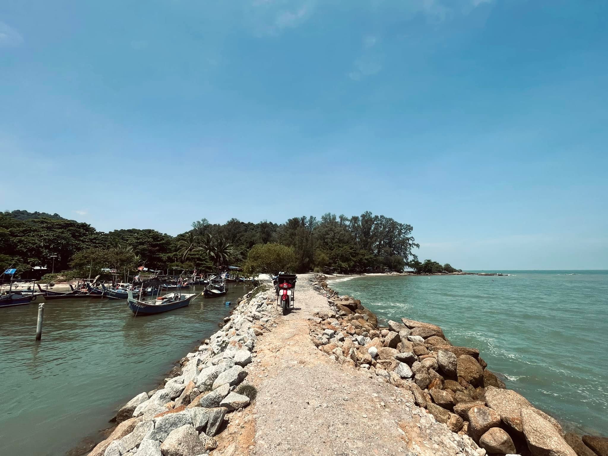 Pantai Teluk Bayu | Xplore.my